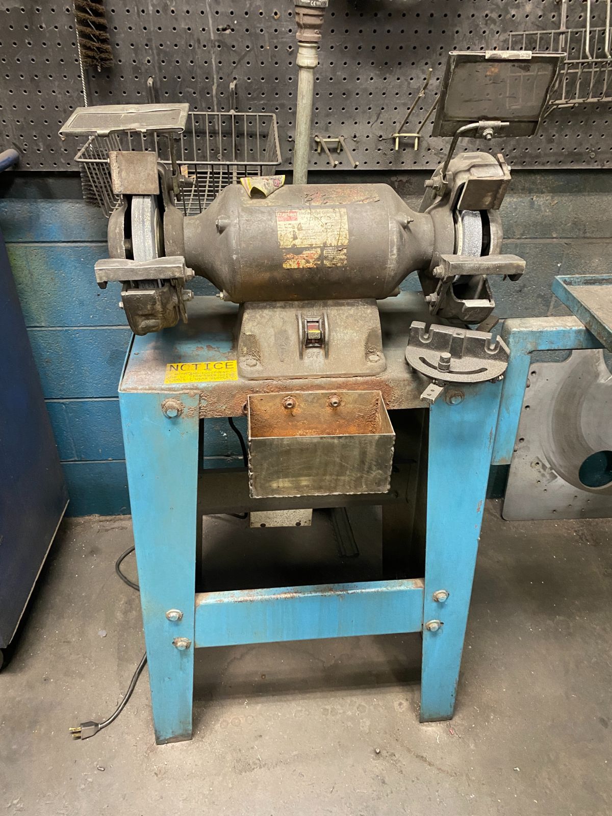 DAYTON 1Z707Y BENCH GRINDER
