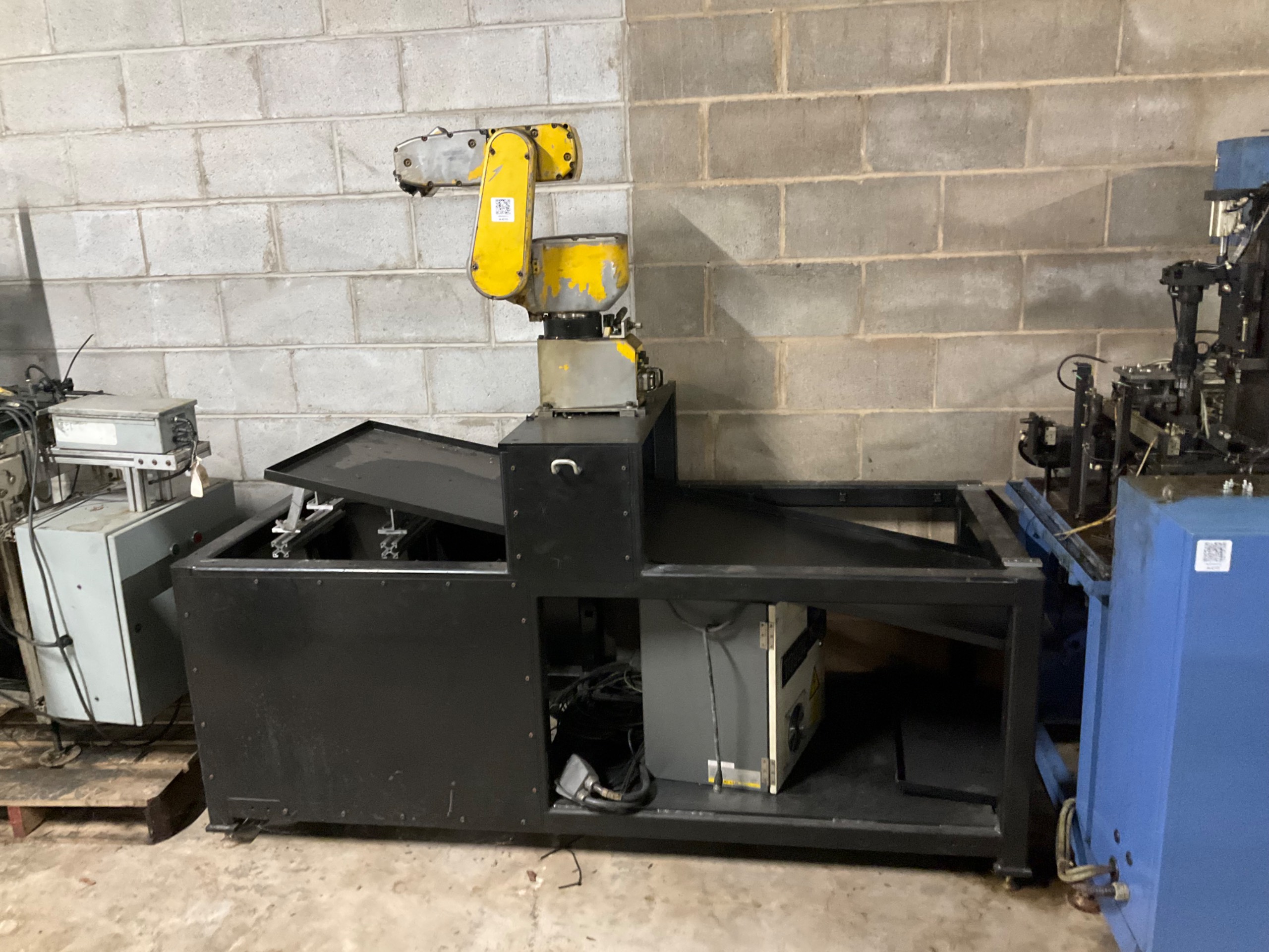 2002 FANUC ROBOT & CONTROL ASSEMBLY