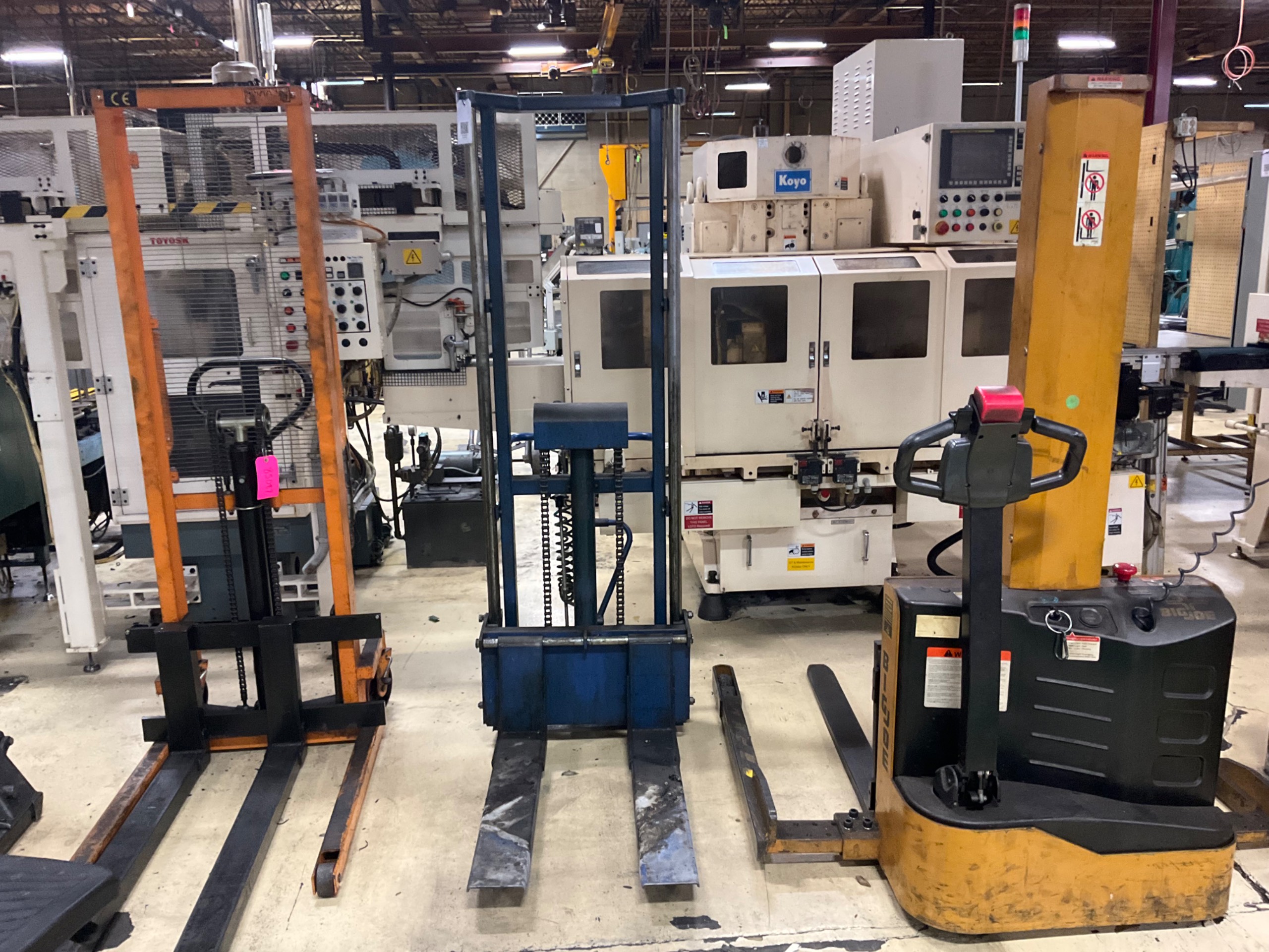 2013 HYD-15 HYDRAULIC STRADDLE STACKER