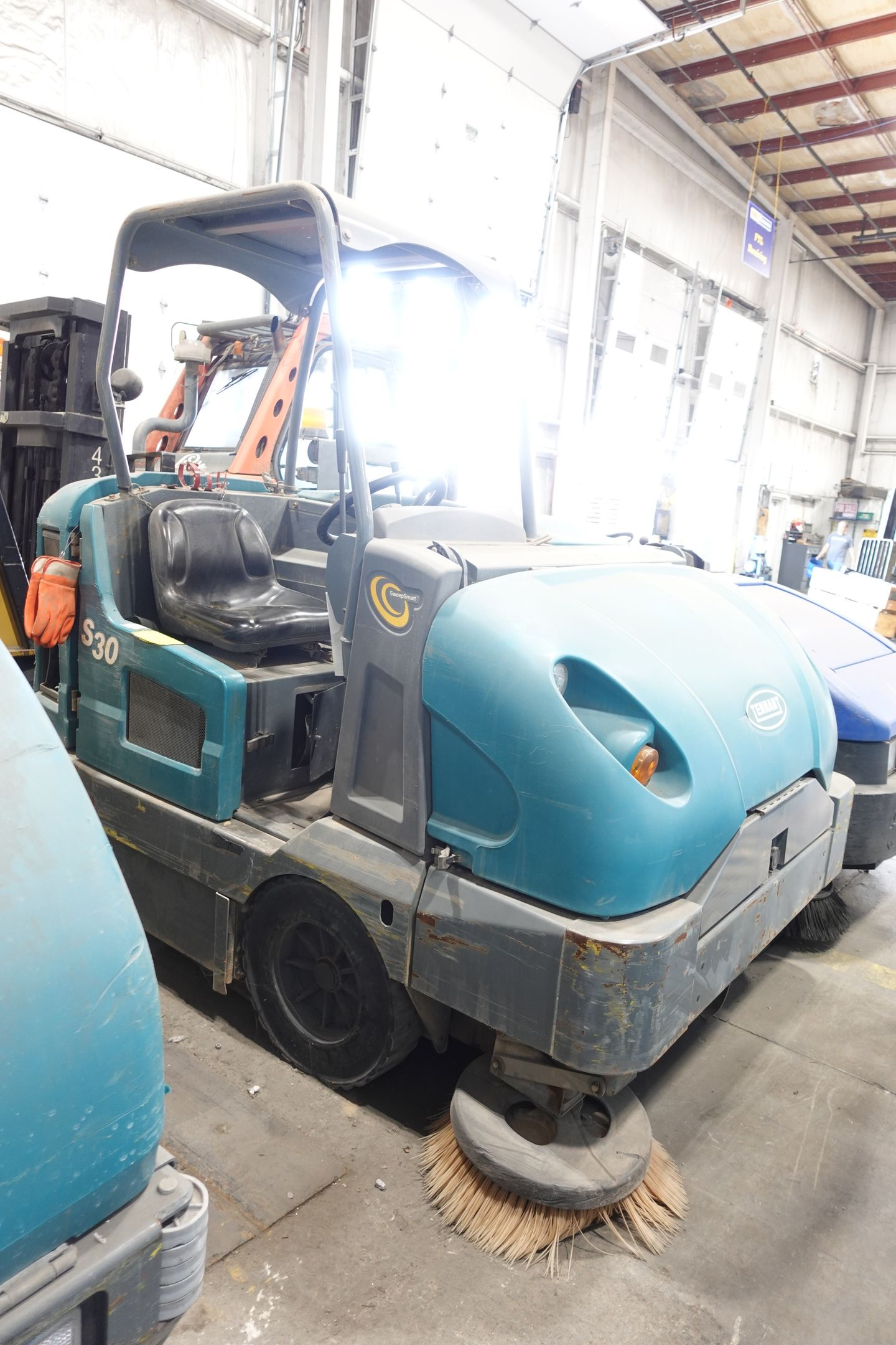 TENNANT S30 INDUSTIAL FLOOR SWEEPER