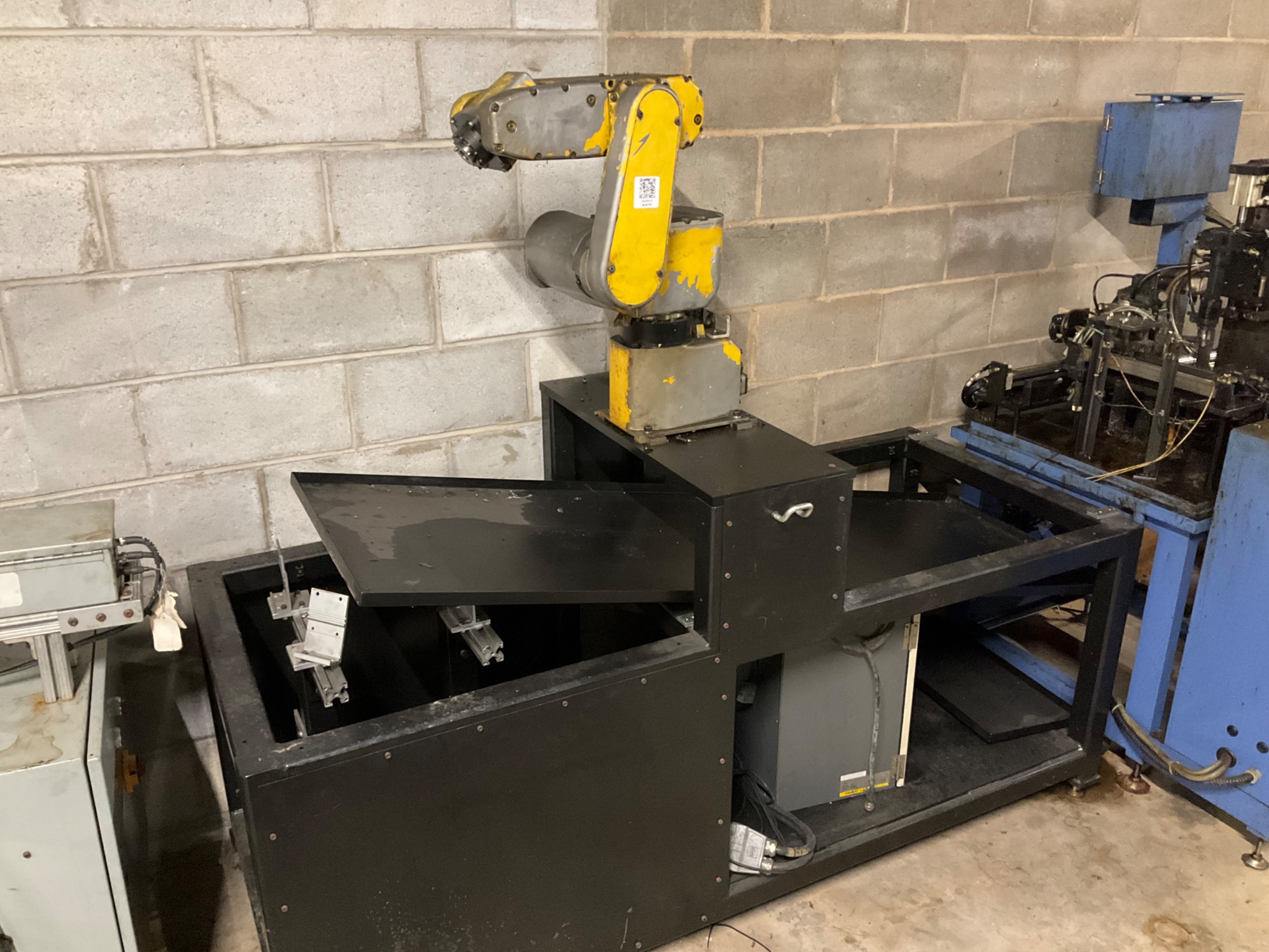 2002 FANUC ROBOT & CONTROL ASSEMBLY