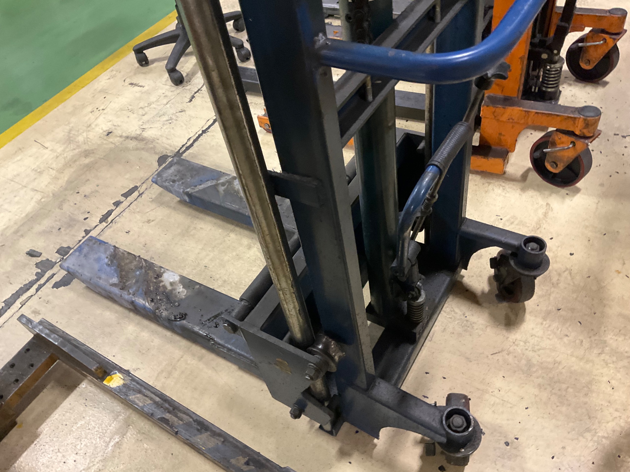 2013 HYD-15 HYDRAULIC STRADDLE STACKER