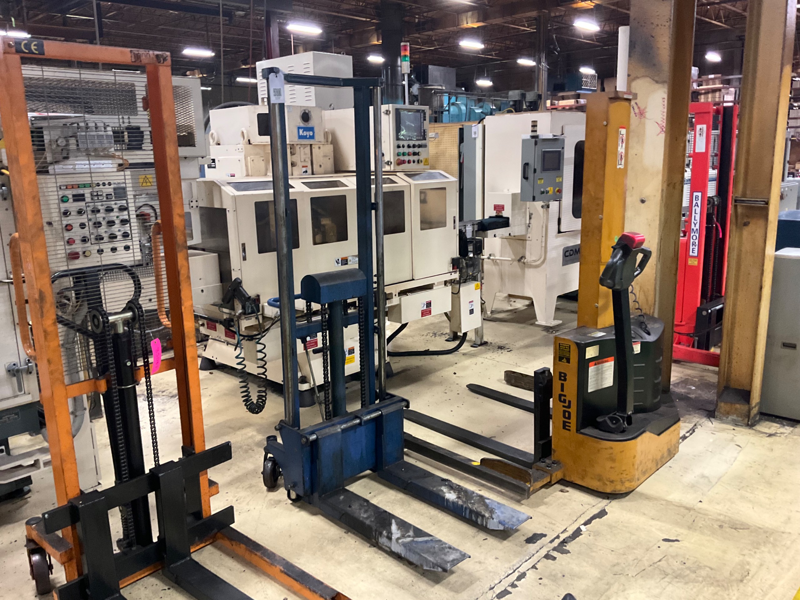 2013 HYD-15 HYDRAULIC STRADDLE STACKER